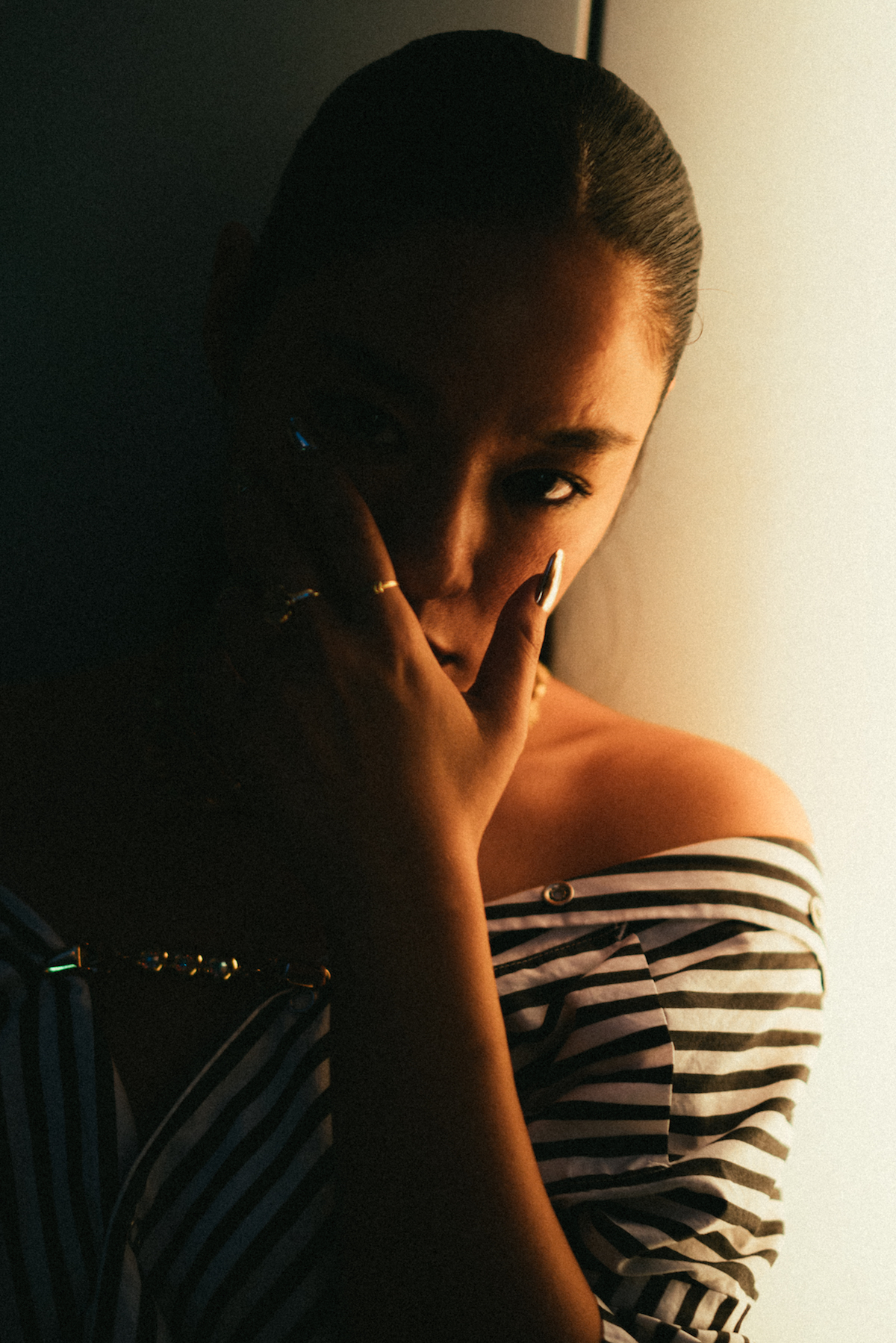 【インタビュー】Awich『8』 | 闇をも抱えて歌う - FNMNL (フェノメナル)