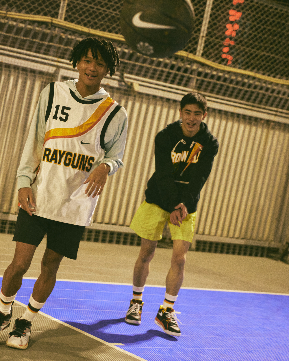 NIKEより架空のバスケットボールチームをイメージした『RAYGUNS COLLECTION』がUNDEFEATEDにて発売 - FNMNL ...