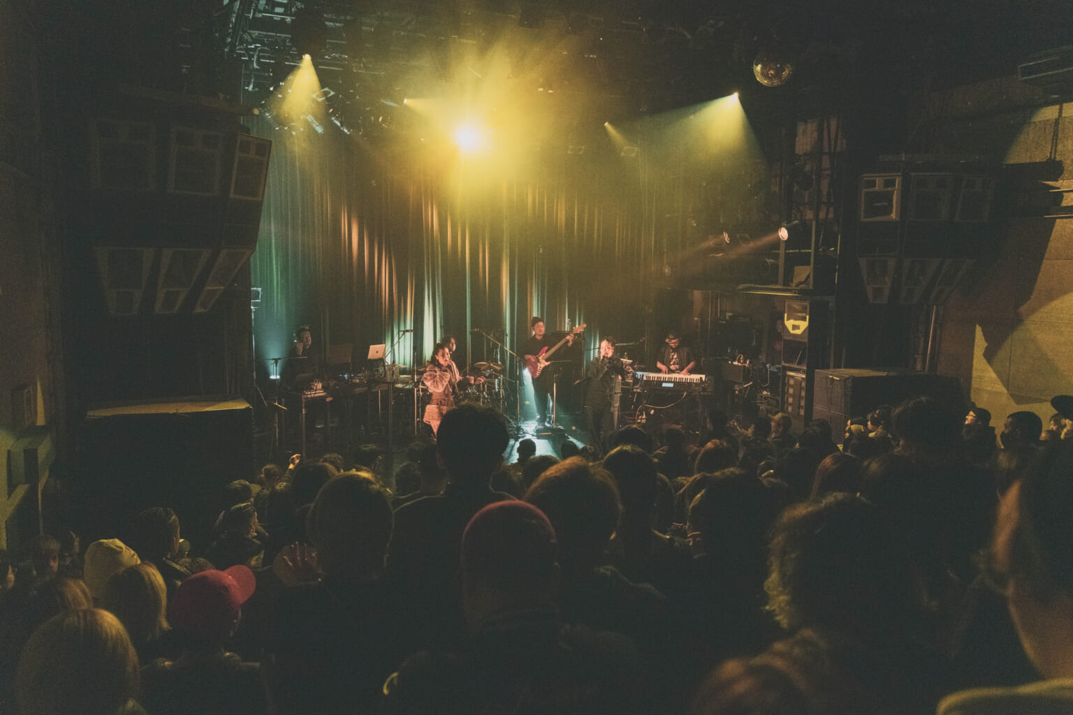 【ライブレポート】aimi First One Man Show | R&Bの魅力を全身で伝えた初ワンマン - FNMNL (フェノメナル)