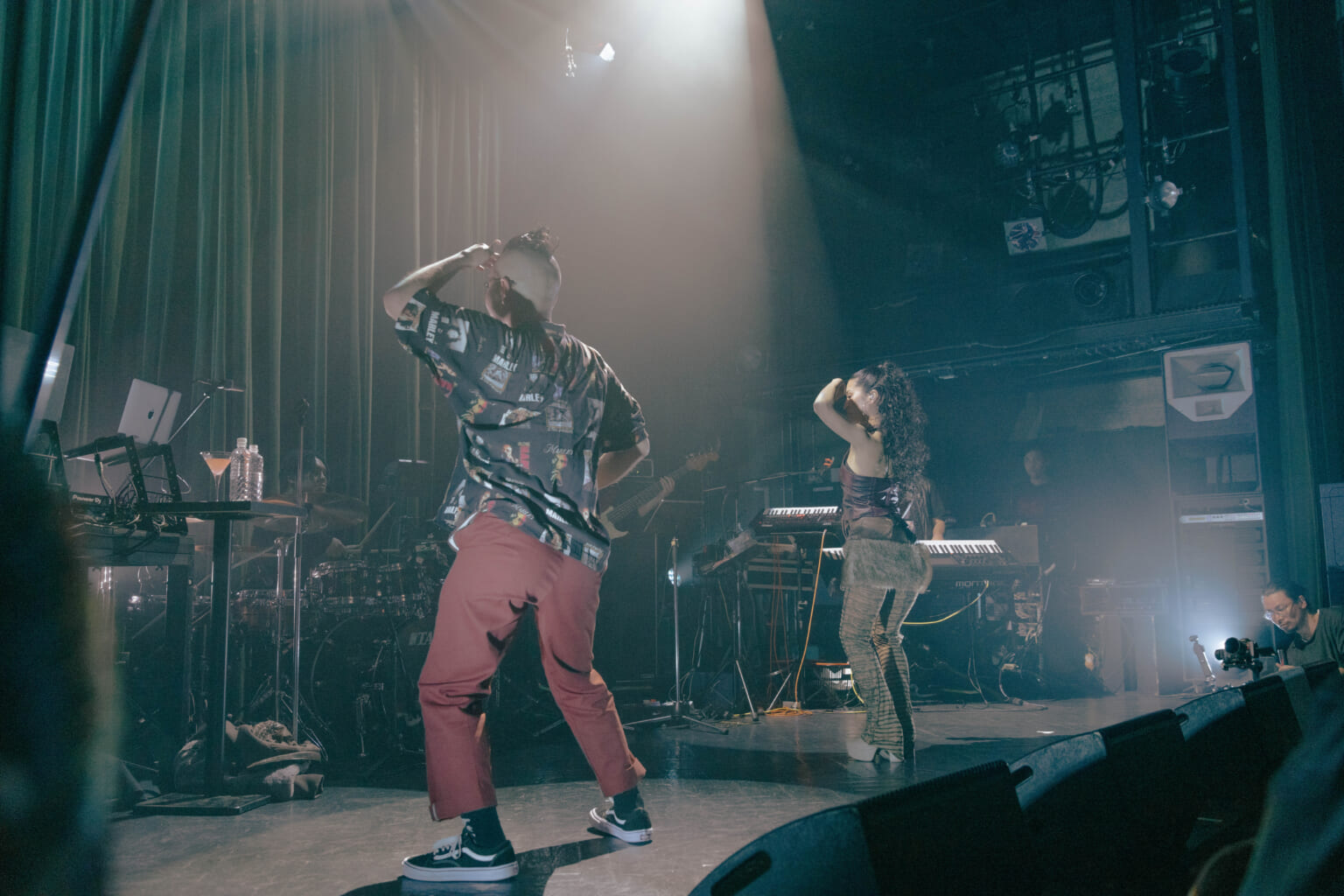 【ライブレポート】aimi First One Man Show | R&Bの魅力を全身で伝えた初ワンマン - FNMNL (フェノメナル)