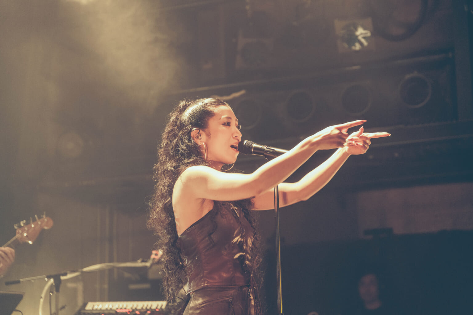 【ライブレポート】aimi First One Man Show | R&Bの魅力を全身で伝えた初ワンマン - FNMNL (フェノメナル)