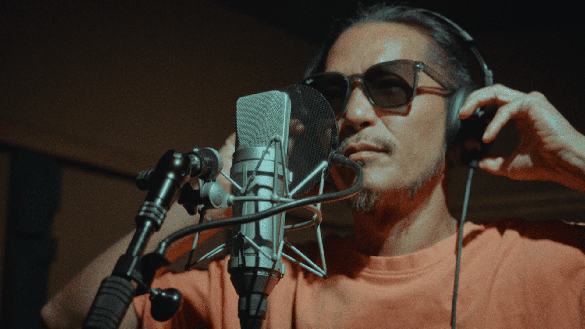 ZeebraとZORNが戦争に向き合い新たな楽曲制作に挑む NHKスペシャル『戦火の時代に紡ぐ歌 PASS THE MIC』が放送 - FNMNL (フェノメナル)