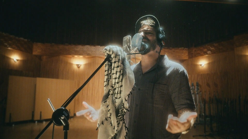 ZeebraとZORNが戦争に向き合い新たな楽曲制作に挑む NHKスペシャル『戦火の時代に紡ぐ歌 PASS THE MIC』が放送 - FNMNL (フェノメナル)