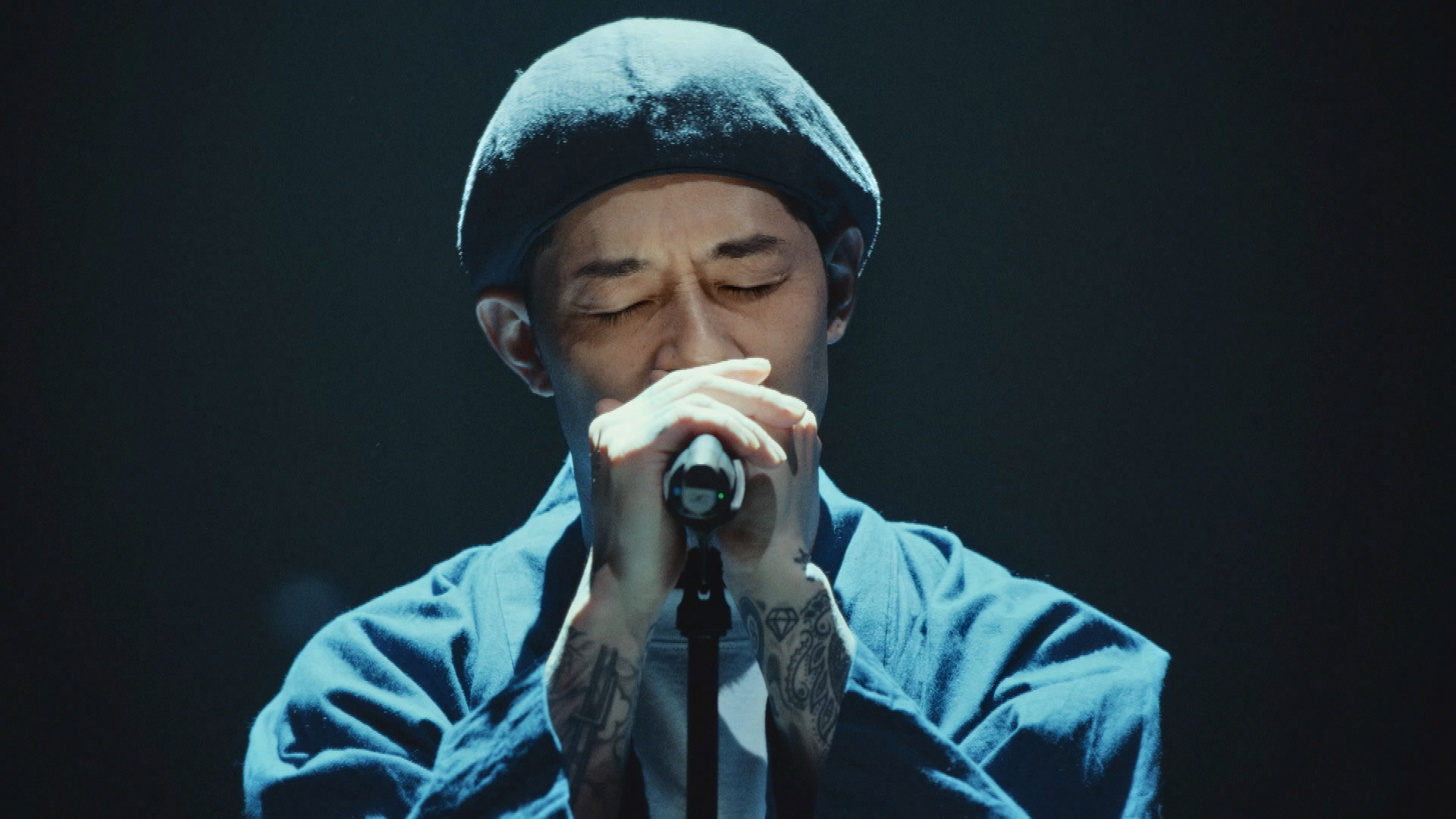 ZeebraとZORNが戦争に向き合い新たな楽曲制作に挑む NHKスペシャル『戦火の時代に紡ぐ歌 PASS THE MIC』が放送 - FNMNL (フェノメナル)