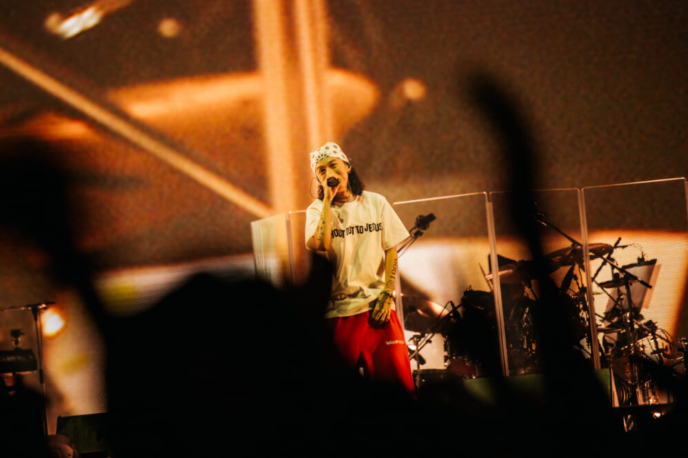 【ライブレポート】Kvi Baba 日本武道館公演 | 「信じるもの」が凝縮された一夜 - FNMNL (フェノメナル)